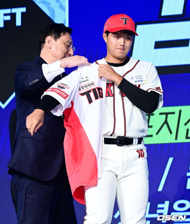 2025 KIA 1라운더 '로컬 보이' 김태형, 'KBO 역사 최고 재능' 투수 등번호 달았다...스프링캠프서 첫 불펜 투구 소화