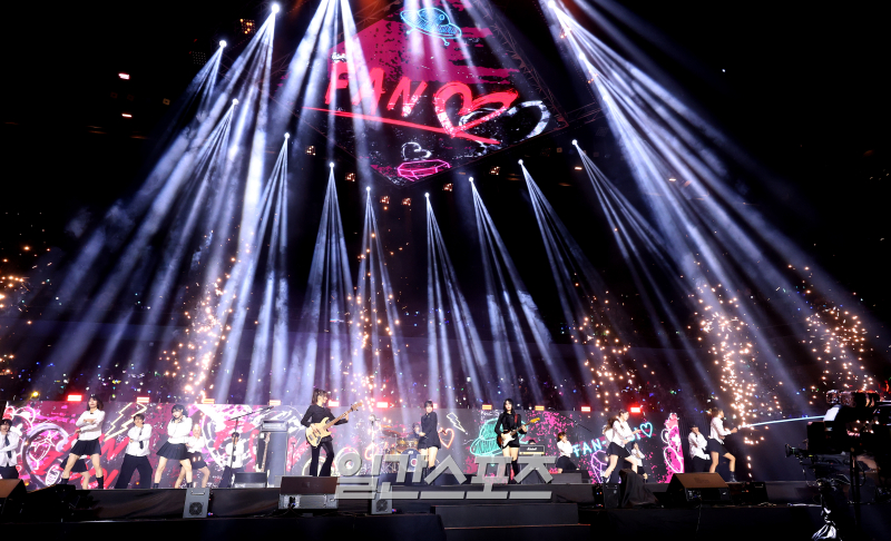 [단독] QWER “연습하면서 10번은 운 것 같다..너무 떨렸던 ‘KGMA’와 팬들에 감사” [IS인터뷰]