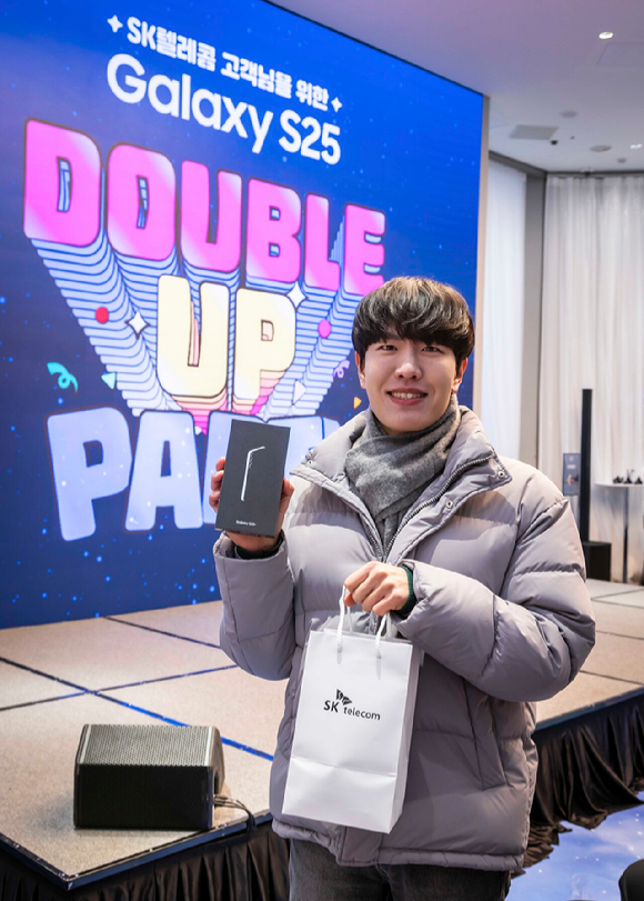 [현장] SKT 갤S25 1호 고객 "T팩토리 체험 후 아이폰서 갤럭시로"