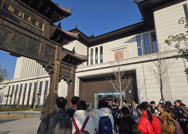 “제2 량원펑 될래요”… 中 10대들 저장대 탐방 행렬[中 AI개발 현장 가다]