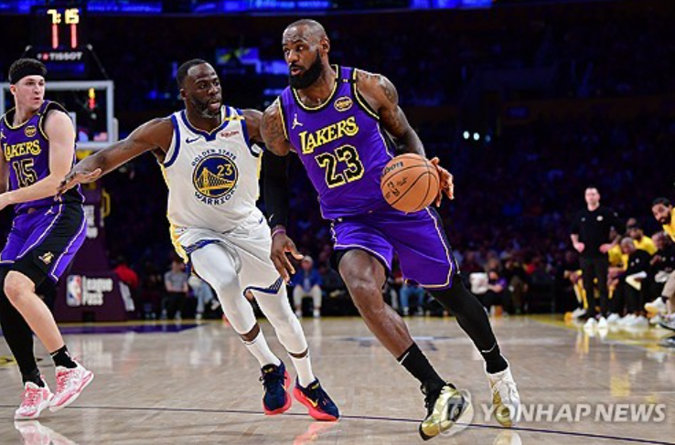 [NBA] ‘릅커 대전’ 르브론이 시즌 첫 40+점 폭발로 웃었다.…LAL, GSW 제압하고 4연승