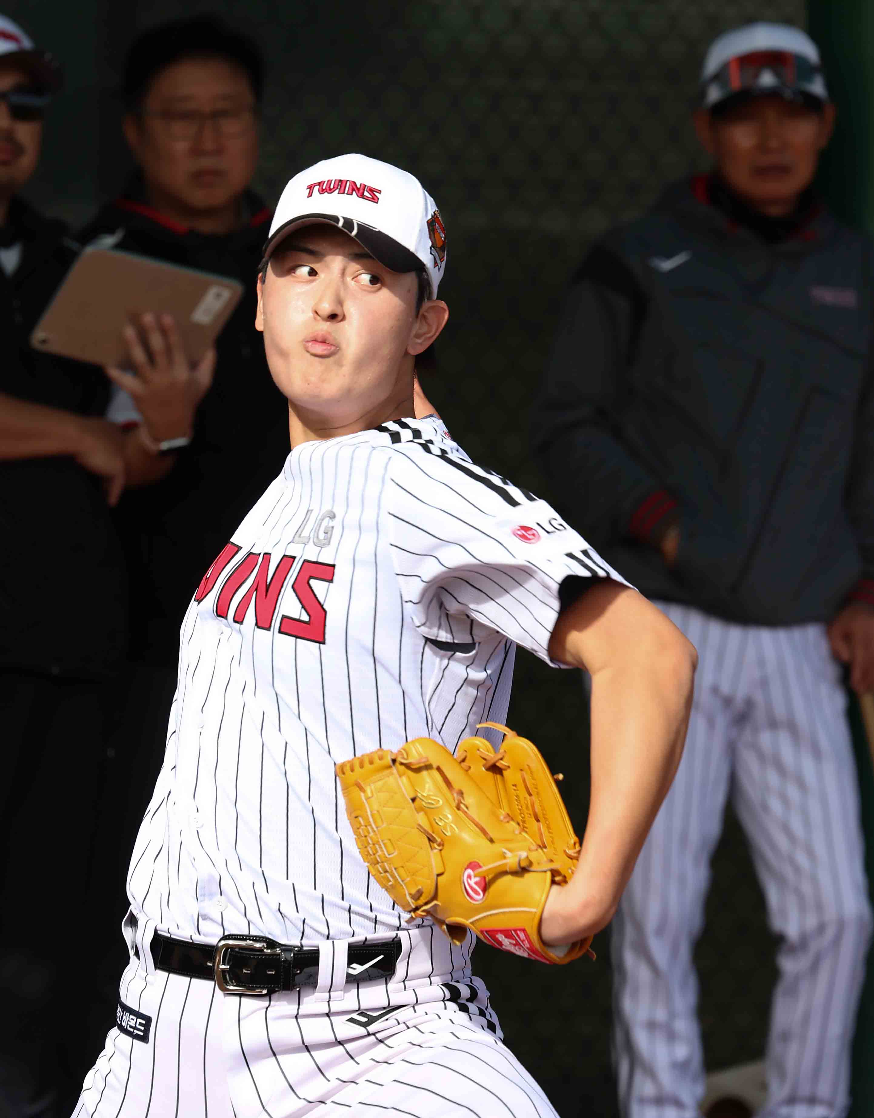 "찬규 선배의 글러브 선물, 기운 받겠다"…194cm 장신+155km 강속구, LG 비밀병기 출격
