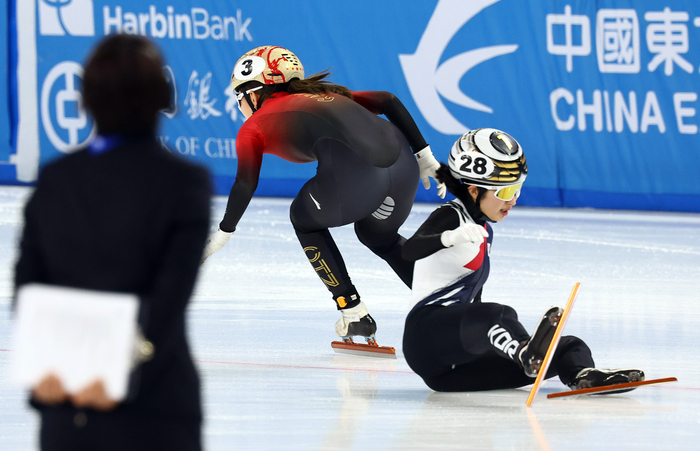 ‘통한’의 마지막 바퀴…넘어진 김길리, 여자 계주 3000m 4위로 2연패 ‘실패’[하얼빈AG]