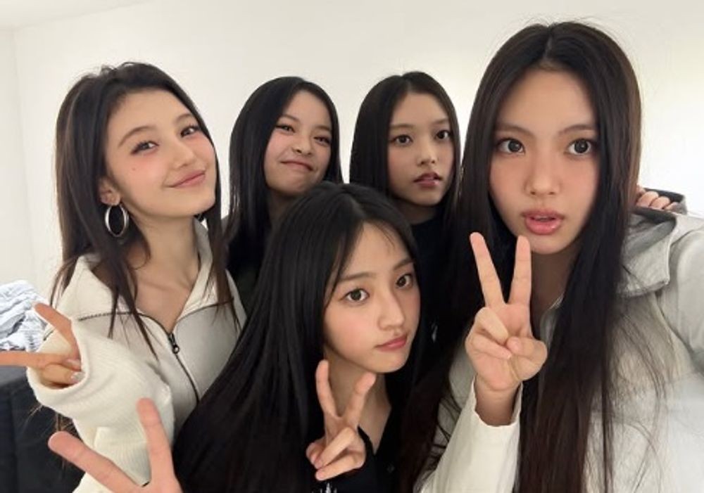뉴진스, NJZ로 첫 단체 셀카... 본격 활동 시동