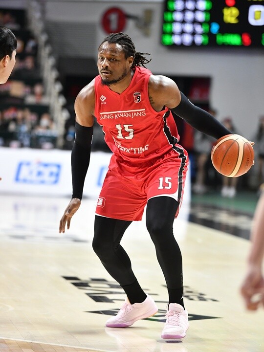 [BK 리뷰] ‘또 한 번 버튼 ON’ 정관장, KCC를 6연패로 … 6위 DB와 2.5게임 차