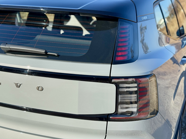 "서울→부산 400km 거뜬" 가성비의 끝 '볼보 EX30'