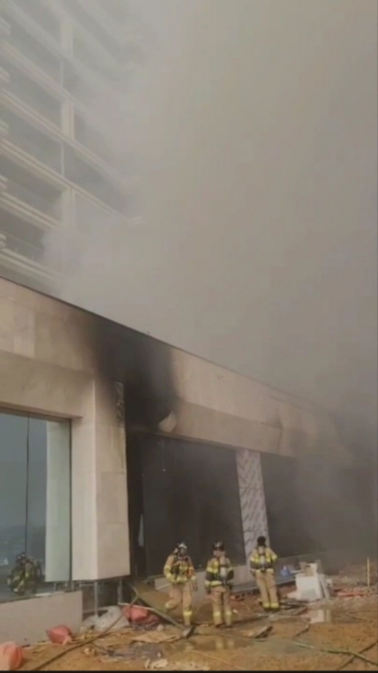 [속보]부산 기장 호텔 신축 공사장 화재…6명 사망·25명 경상