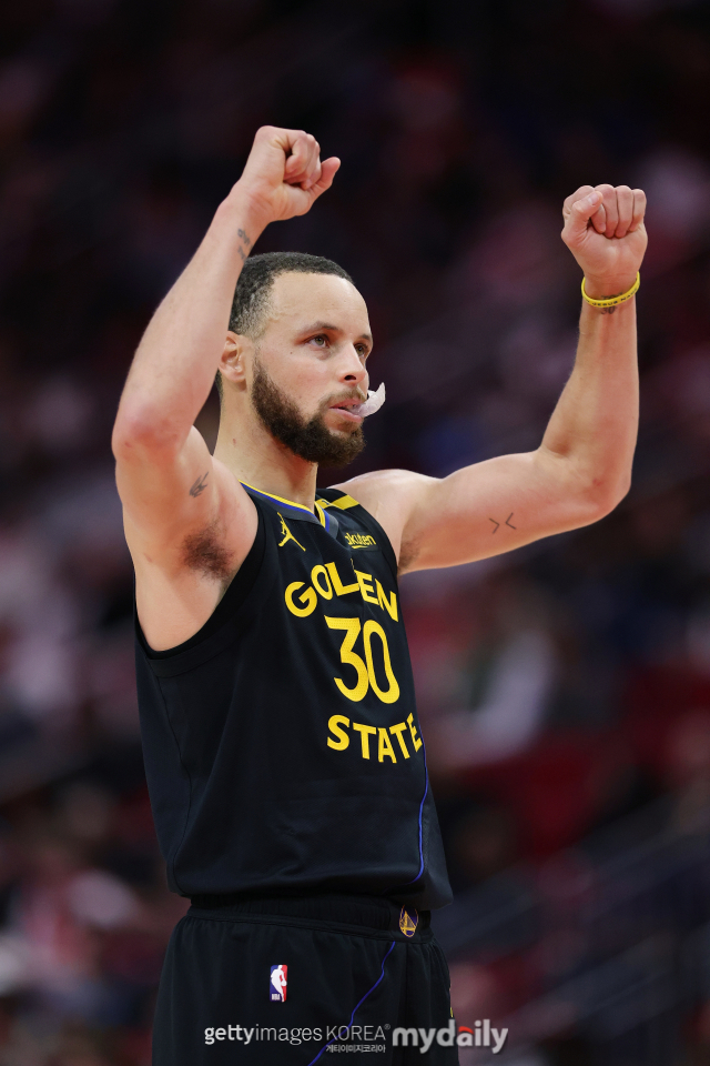 역시 슈퍼스타! 고비 때마다 3점슛 작렬→'매운 맛' 커리, 4Q 연속 외곽포로 GSW 승리 견인