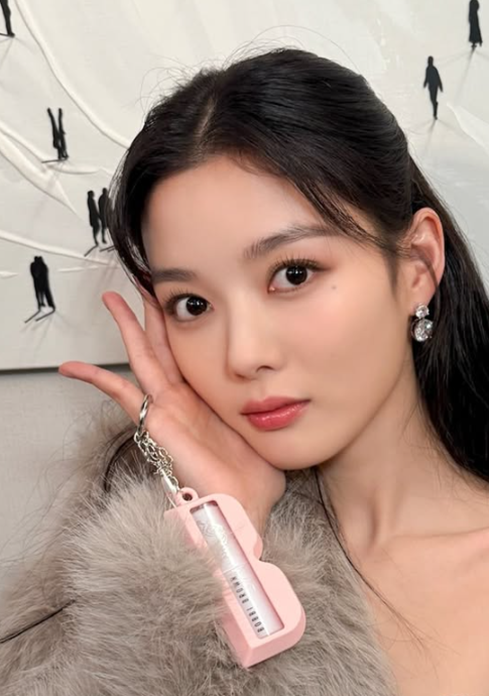 김유정, 초미니 드레스 입고 눈부신 각선미 자랑 | 네이트 판