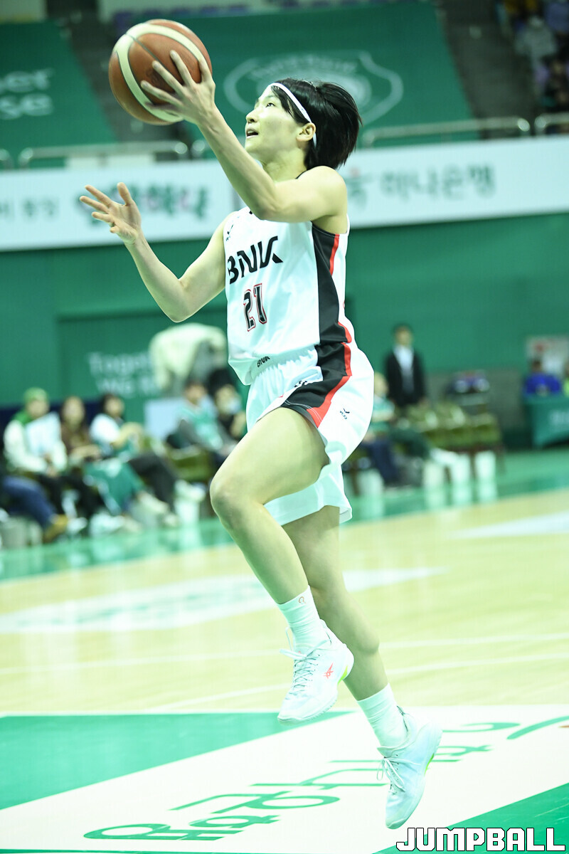 [여자농구] 레이업 시도하는 BNK 이이지마 사키