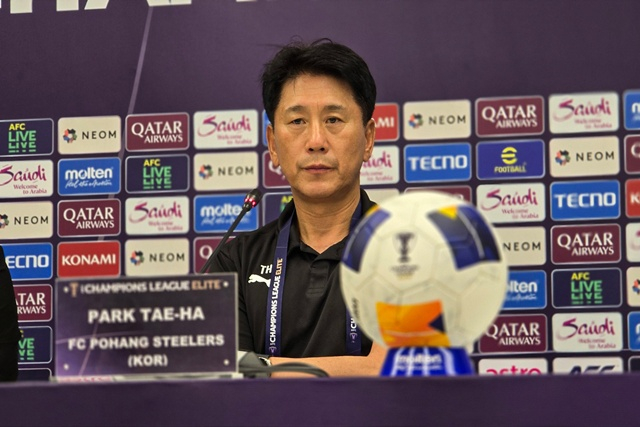 '포항 또...' 조호르에 2-5 완패→ACLE 16강 실패... 박태하 감독 "폭죽이 핑계 될 수 없지만, 이런 일 없어야"