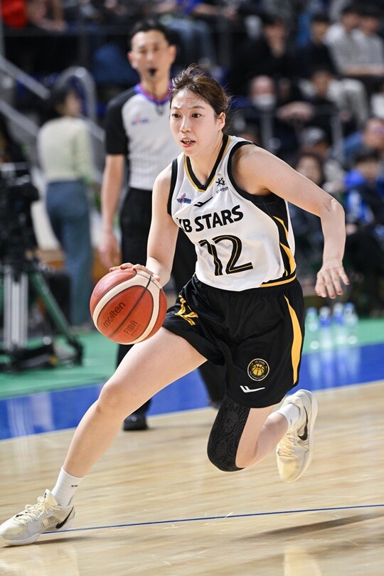 [BK 리뷰] ‘강이슬 화력 폭발+선수들의 집념’ KB, 삼성생명 격파 … 플레이오프 막차 탑승