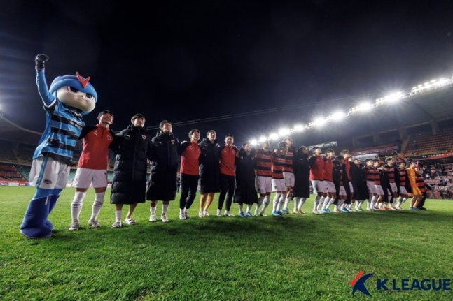 ‘산둥 기권패’ 이젠 ACLE 16강 티켓 논란으로···AFC, 9위 포항 아닌 10위 상하이 올려 팬 비판 쏟아져