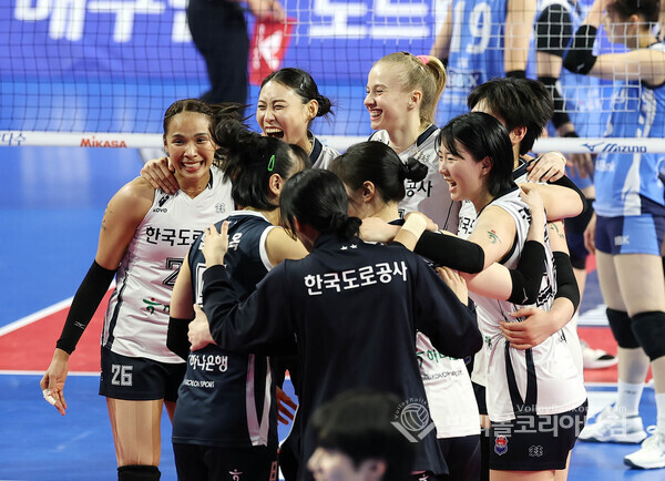 '삼각편대 타나차-강소휘-니콜로바 47점 합작' 한국도로공사 승리, IBK기업은행은 5연패 수렁.