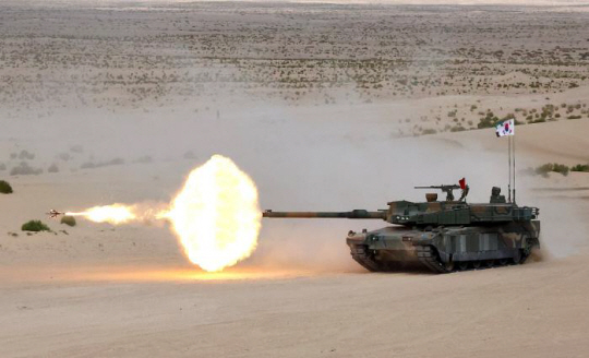 “K2전차 4.5km 표적 100% 명중에 UAE측 엄지 척” ‘K-무기체계’ 우수성 입증한 UAE 사막 연합훈련