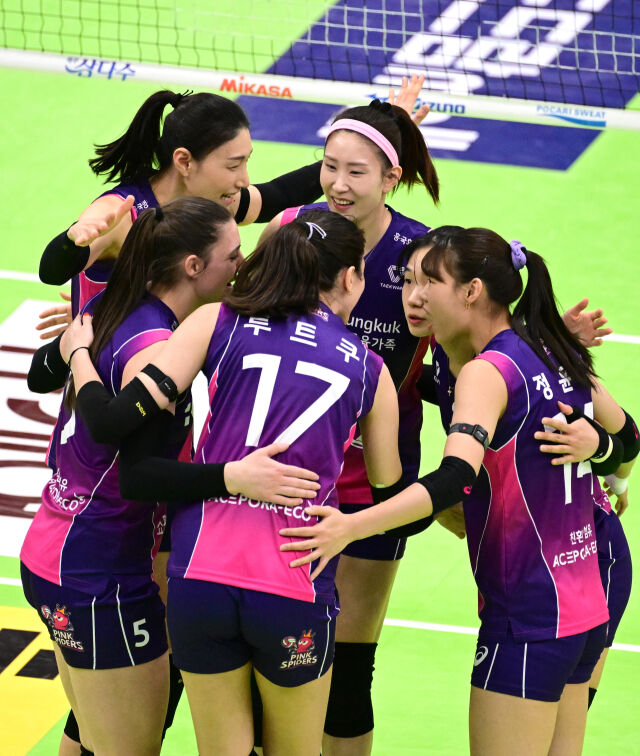 '김연경 포함 4명이 10점↑' 진격의 흥국생명, 우승 눈앞이다... 현대건설 3-0 완파 [MD수원]