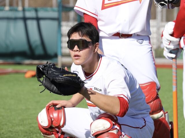 "스윙하고 당황을" 157km K-머신 강속구에 깜짝, 프로는 이런 곳…SSG 19살 대형 신인 포수, 그래서 더 설렌다