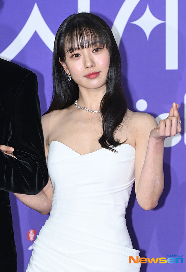 ‘43kg’ 고민시, 콜라병 몸매 뽐낸 순백의 드레스룩‥‘베이글’의 정석