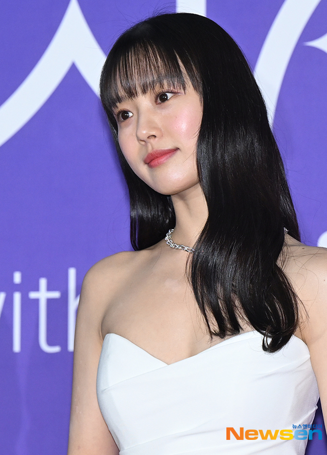 ‘43kg’ 고민시, 콜라병 몸매 뽐낸 순백의 드레스룩‥‘베이글’의 정석