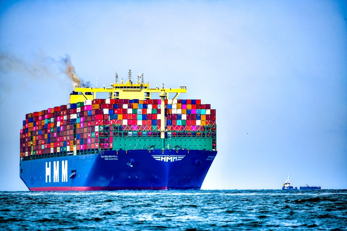 美, 中 선사에 수십억 수수료 카드 '만지작'…HMM '급등'