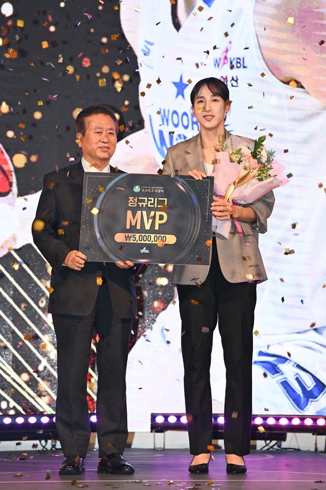 “위성우 감독님 최고의 제자로 남았으면”…MVP 포함 8관왕에 오른 우리은행 김단비의 바람 [MK용산]