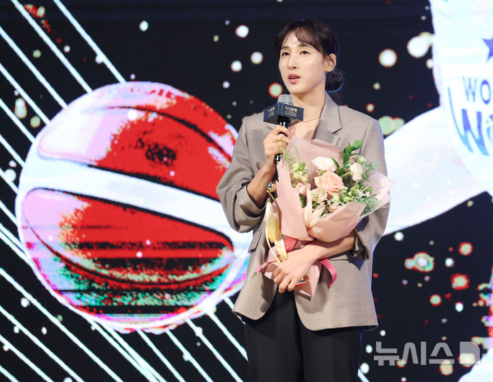 WKBL 우리은행 김단비, 만장일치 MVP·8관왕…"끝까지 최선 다할 것"