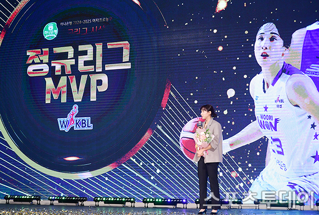 'WKBL 시상식 성료' 김단비, MVP 포함 8관왕 싹쓸이…신인왕은 홍유순(종합)
