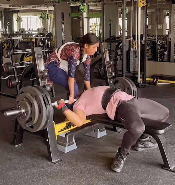 “아내가 목숨 겨우 구해”… 165kg 바벨에 깔려버린 인도 男, 당시 상황 보니?