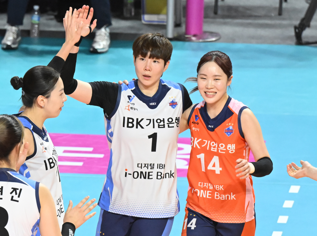 김연경 직접 해냈다! 흥국생명 '매직넘버 1' 정규리그 우승 눈앞... IBK기업은행 봄배구 탈락+8연패 수렁 [인천 현장리뷰]