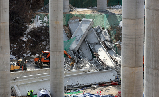 Bridge collapse victims' families grieve as investigations get underway