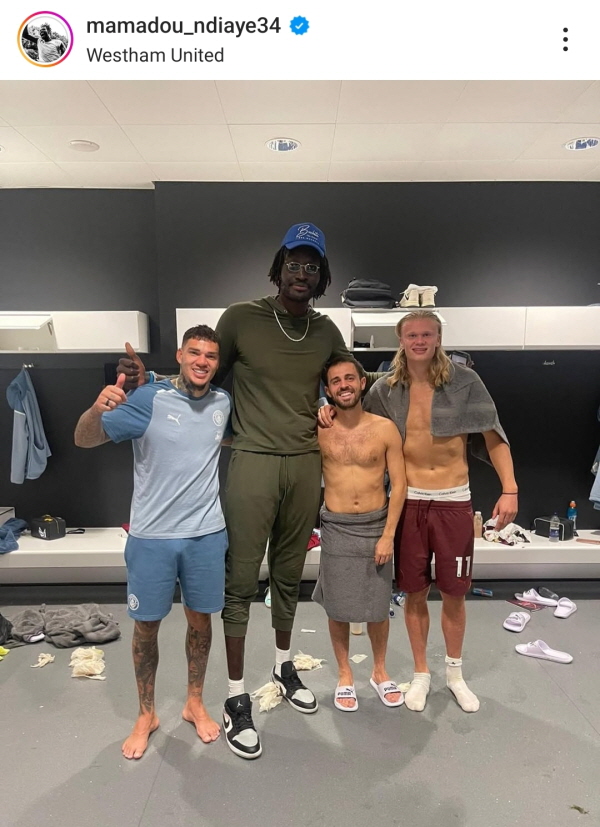 '이럴 수가' 193cm 오타니가 이렇게 작았나? 때아닌 '키 굴욕'...머리 하나 더 큰 '거인' 옆에서 귀여운 아이 됐다