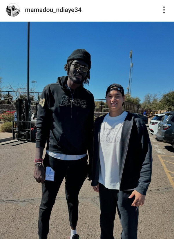 '이럴 수가' 193cm 오타니가 이렇게 작았나? 때아닌 '키 굴욕'...머리 하나 더 큰 '거인' 옆에서 귀여운 아이 됐다