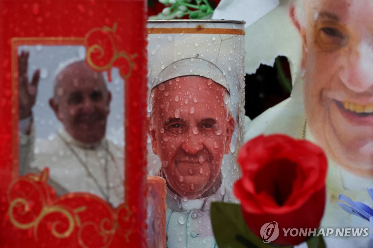 교황 입원 13일째…바티칸 평온한 밤 보내