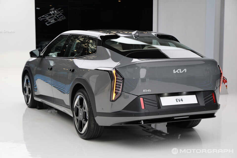 '주행거리 무려 533Km!' 기아 EV4 실물 살펴보니…"어디서도 본 적 없는 세단" | 모터그래프