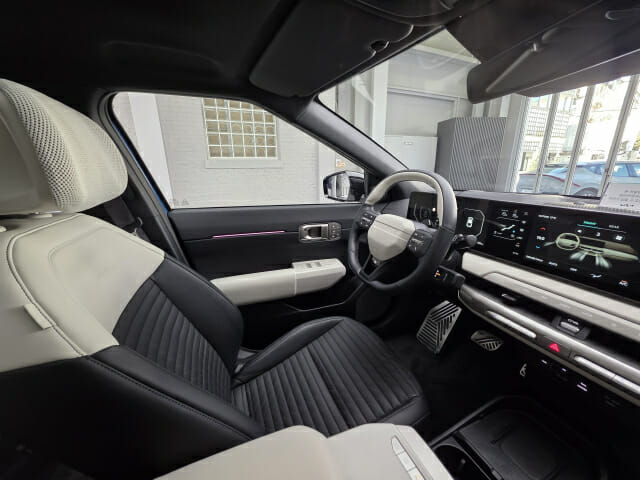 기아 전기 세단 'EV4' 공개...1회 충전에 533km 주행