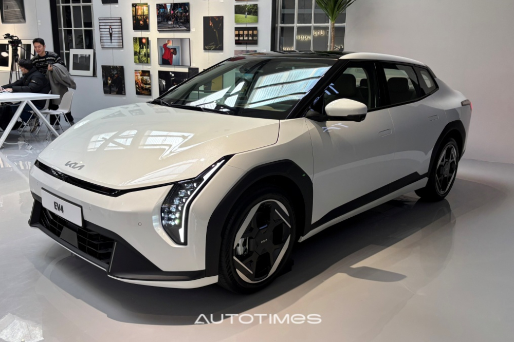 기아, 533km 달리는 전기 세단 'EV4' 국내 공개