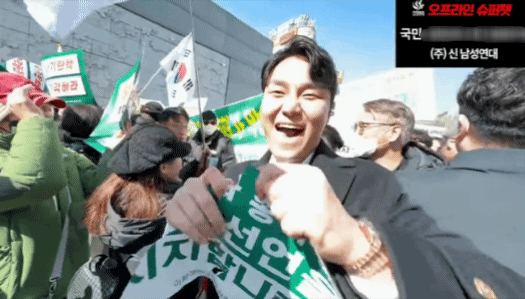 이화여대 난입 극우 피켓 뜯어먹고 욕설 만행…“극우 포퓰리즘” [영상]