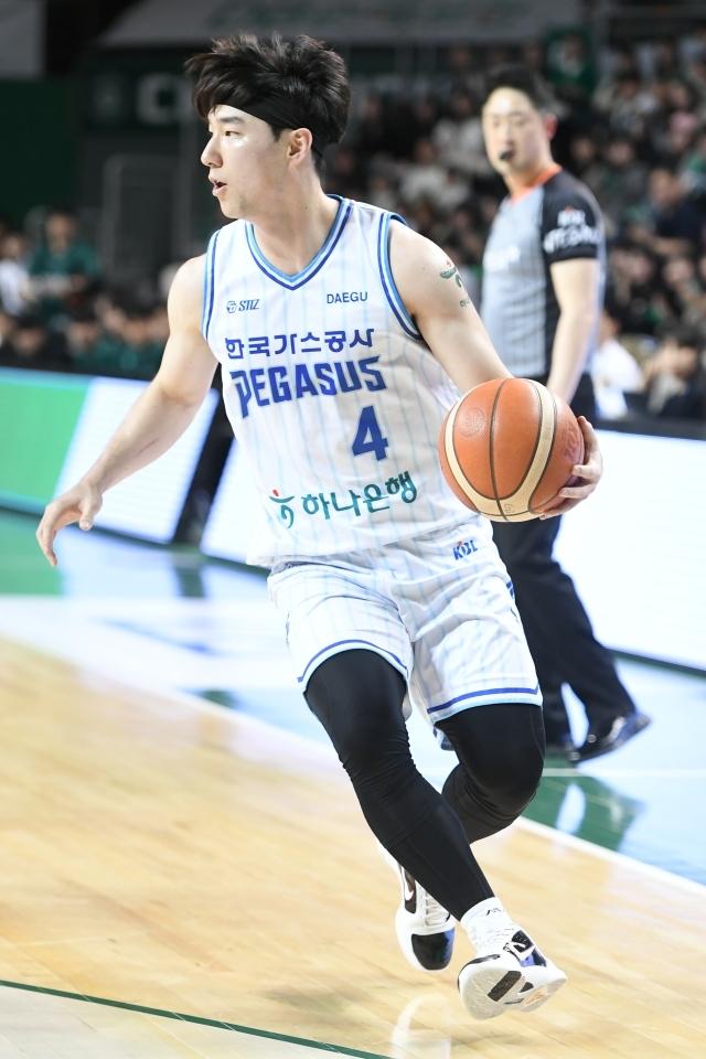 ‘이게 맞니?’ 김낙현 왼팔 고의로 붙잡은 스펠맨, U파울 아니다? KBL 심판부의 황당한 설명 “일반 파울 판정 정심” [KBL]