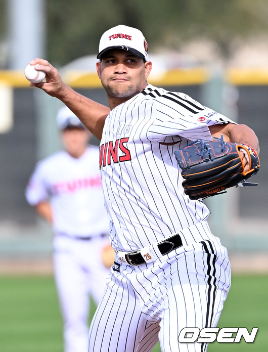 ML 20승 위용+156km 루키 빛나는 SV...LG, 3-1 챔프 제압, ML 88홈런男 무안타 [오!쎈 오키나와]