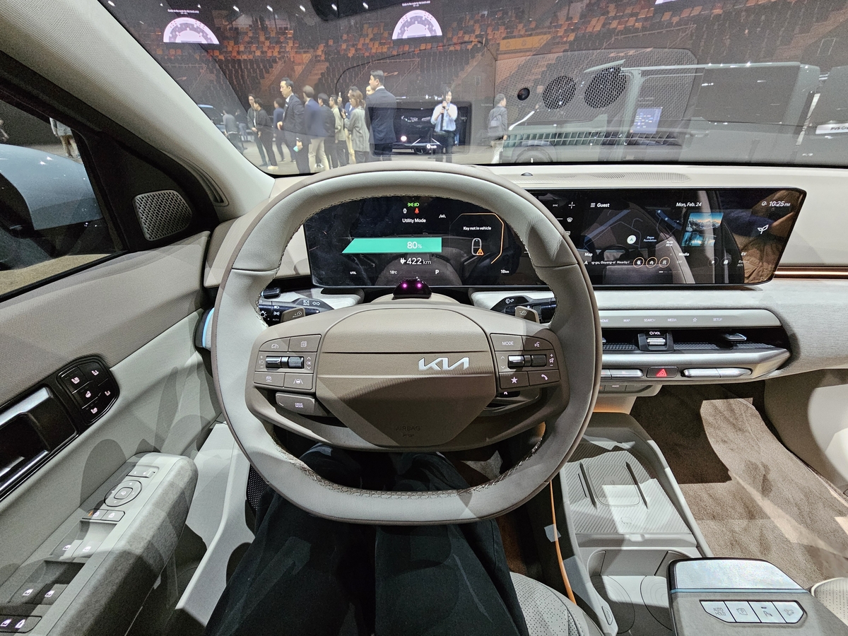 기아, 첫 전동화 세단 EV4 공개…한 번 충전으로 533㎞ 달린다