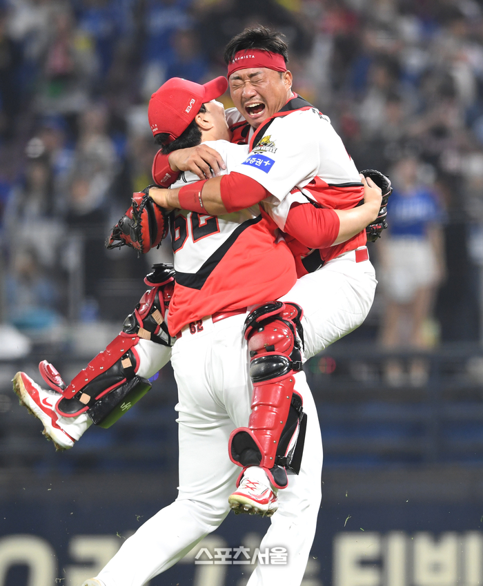 KIA 타이거즈, V12 달성... 그날 울려 퍼진 각 방송사 우승콜 [다시 보는 2024 KBO]
