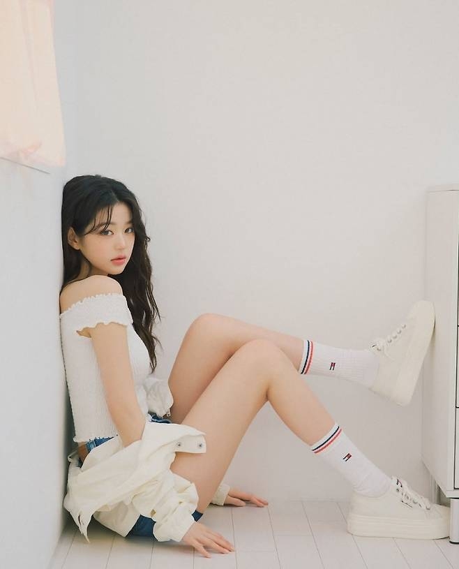 장원영, 각도 따윈 의미없어! ‘173cm 45kg’ 실감나는 여신핏 데님 미니스커트룩