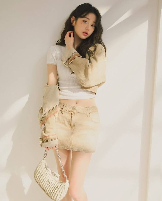 장원영, 각도 따윈 의미없어! ‘173cm 45kg’ 실감나는 여신핏 데님 미니스커트룩