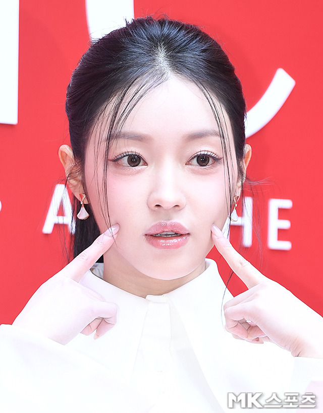 유아, 159cm→170cm 요정 탈출! 하이힐의 마법 ‘비현실 인형미’ 올화이트 셋업룩