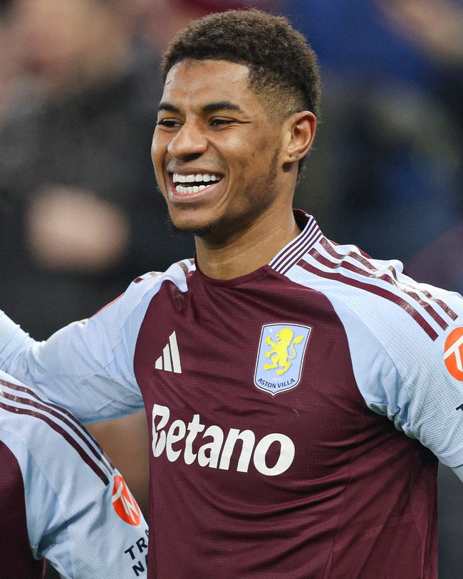 역대급 탈맨유 효과다...맨유에서 9년 뛰며 달성한 기록, 빌라 이적 후 단 6경기 만에!