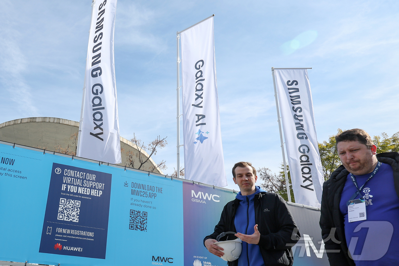 [MWC2025] 피라 그란 비아에 걸린 '삼성 갤럭시 AI' 깃발