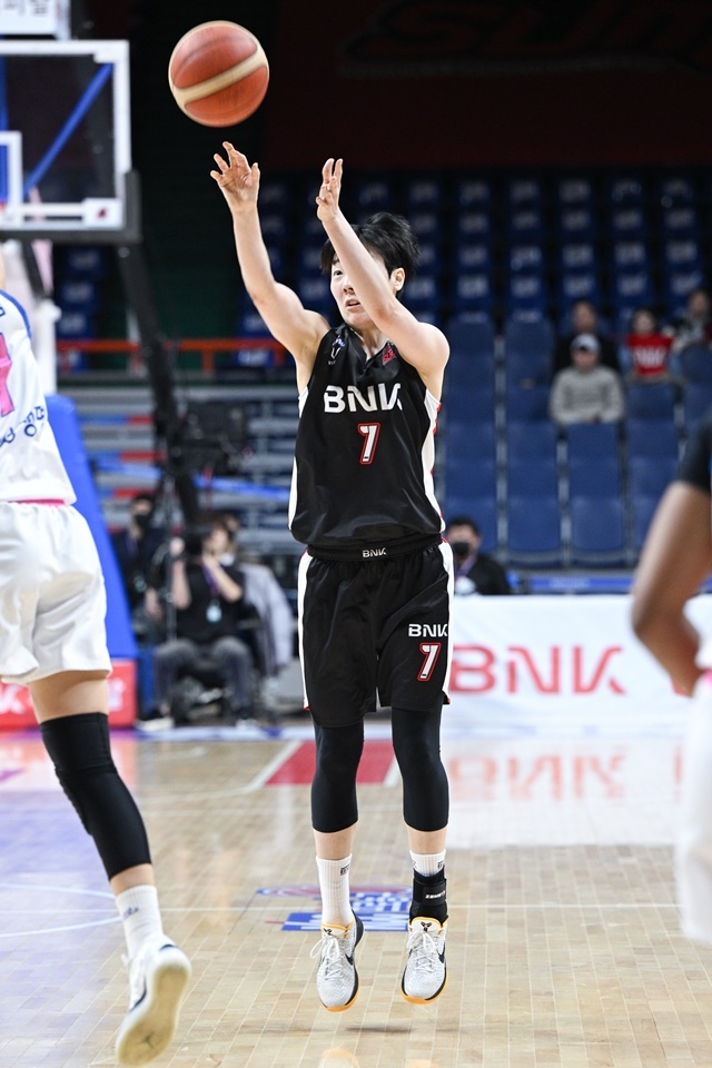 82.7% 확률 잡았다!…‘박혜진+김소니아 맹활약’ BNK, 삼성생명 꺾고 PO 기선제압 [WKBL PO]