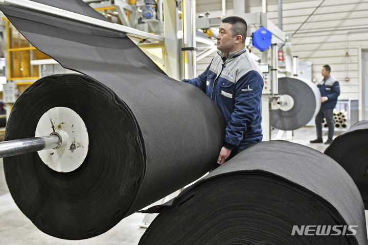 2월 中차이신 제조업 PMI 50.8…中매체 "3개월 만에 최고치"