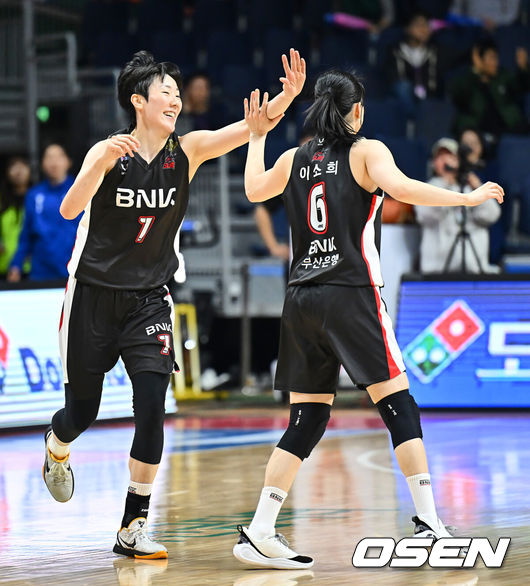 '박혜진 21점 맹활약' BNK, 4강 PO 1차 삼성생명전 9점 차 승리... 챔프행 82.7% 확률 잡았다