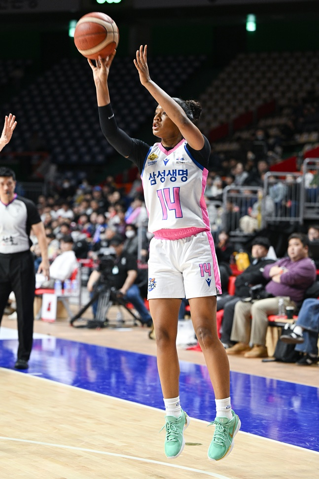 '완전체' BNK, PO 1차전 가져왔다!→91.7% 확률 선점... 박혜진 21득점 대활약+돌아온 이소희 3점포 3방 [부산 현장리뷰]